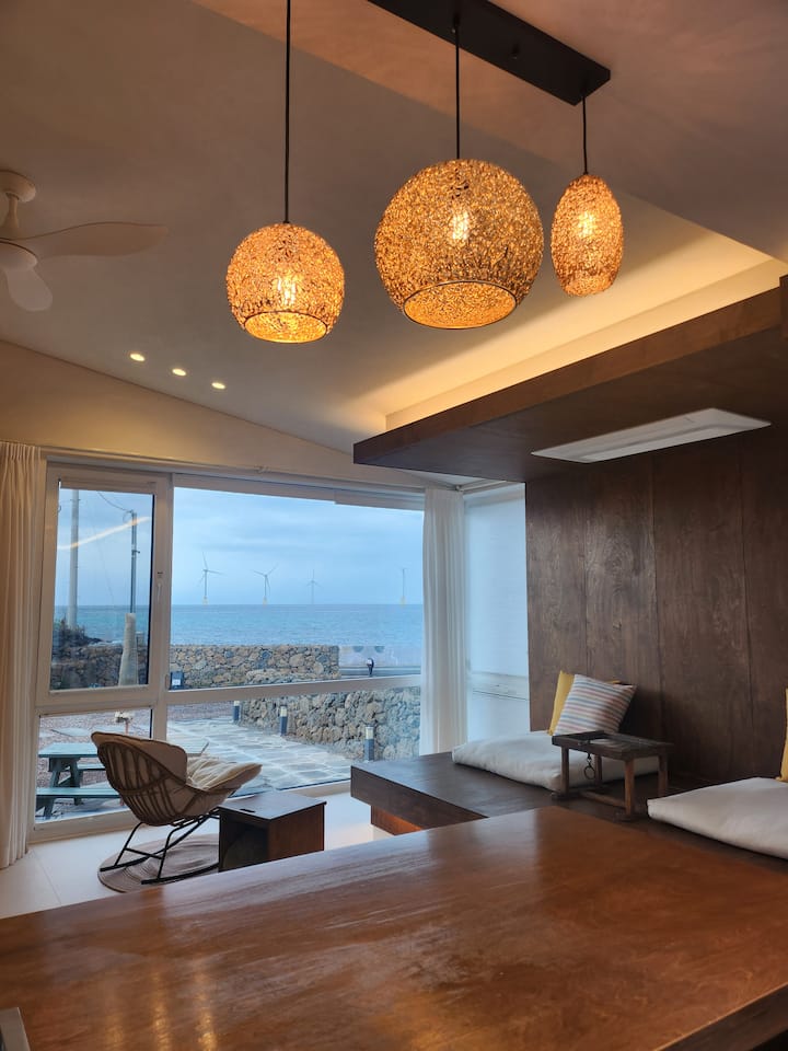 "제주 어떤 하루"
바다 전망, 노을과 윤슬이 숨 막히게 아름다운 오션뷰 숙소 - Jeju