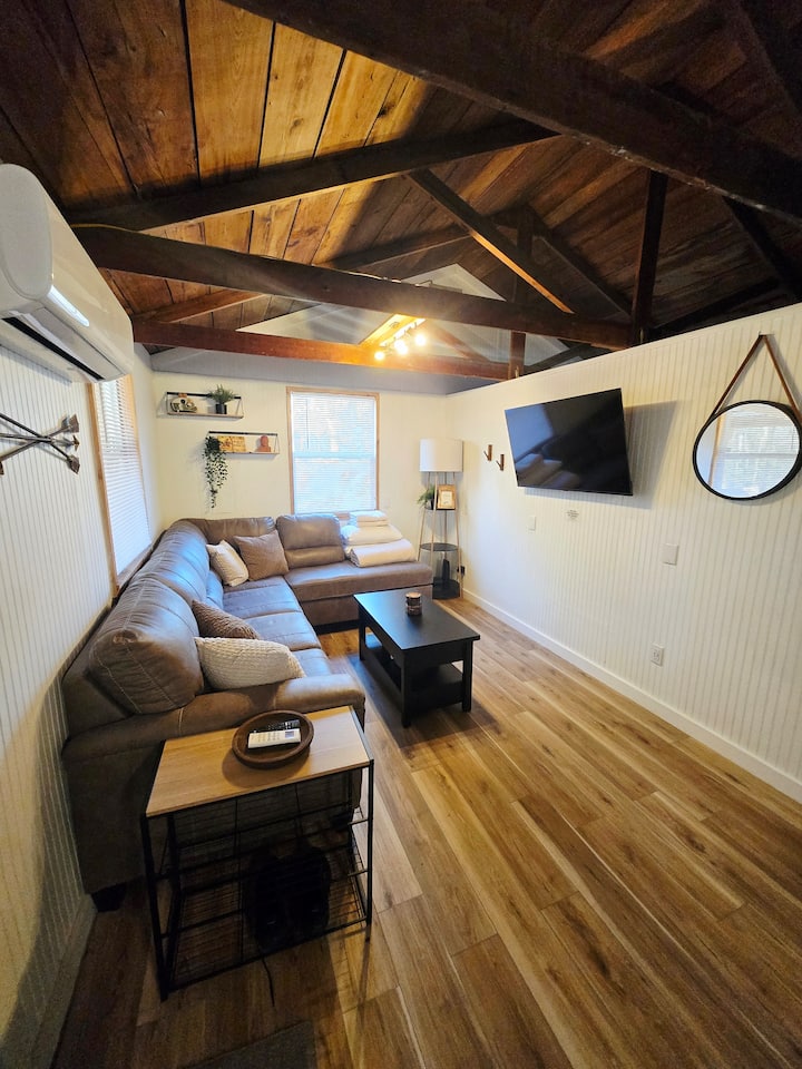 River Daze Cabin - A Cozy Cabin Right On The River - Simpson Lakes