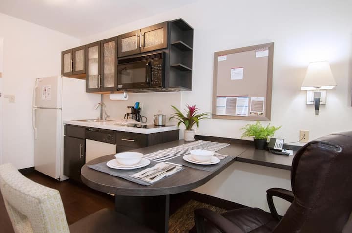 Enjoy A Hassle-free Stay! Pets Allowed, Kitchen! - Santa Ana, CA