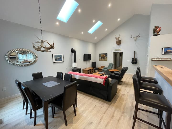 3 Crows Cabin
3 Bedrooms 
Hottub
Central Ac - Blairmore