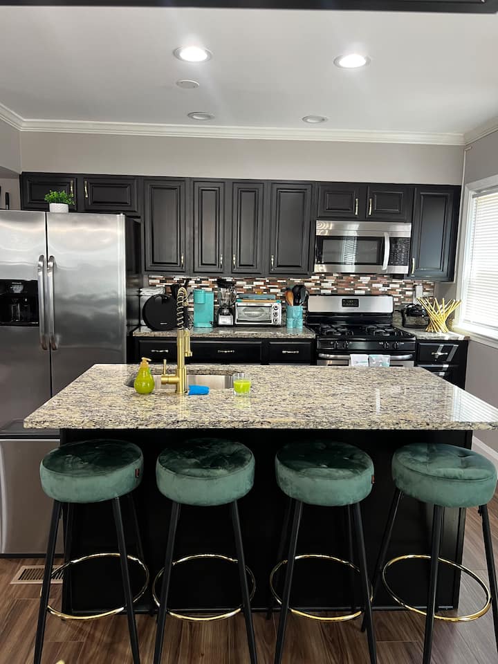 3 Bedroom Charm City Rowhome - Parkville, MD