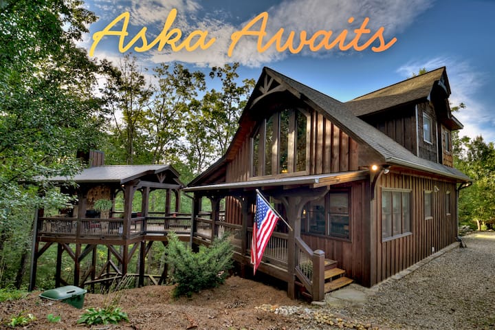 *Immaculate!* | Aska Area | 2 Fireplcs | Lrg Decks - Blue Ridge, GA