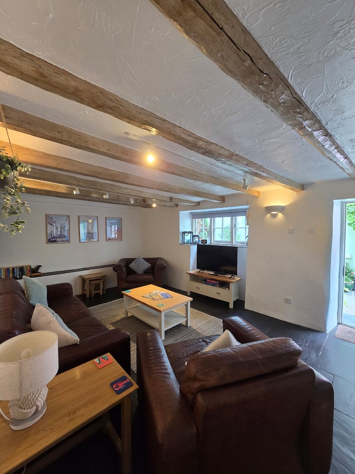 Pear Tree Cottage - Secret Courtyard Retreat - Appledore
