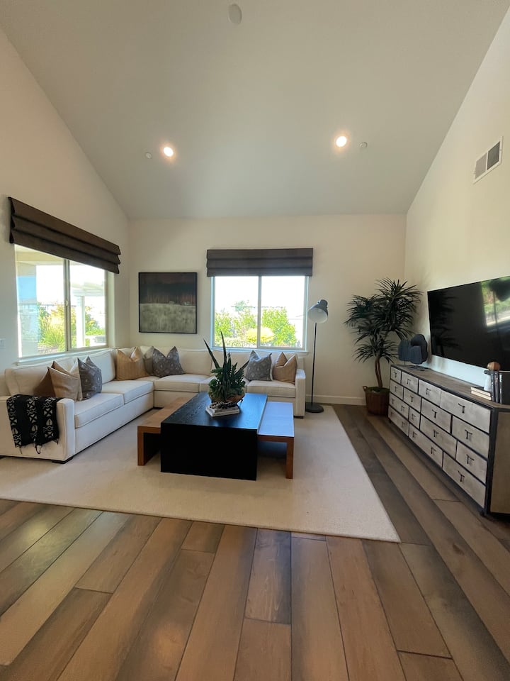 B555 Stylish And Spacious Home In Roseville - Roseville, CA