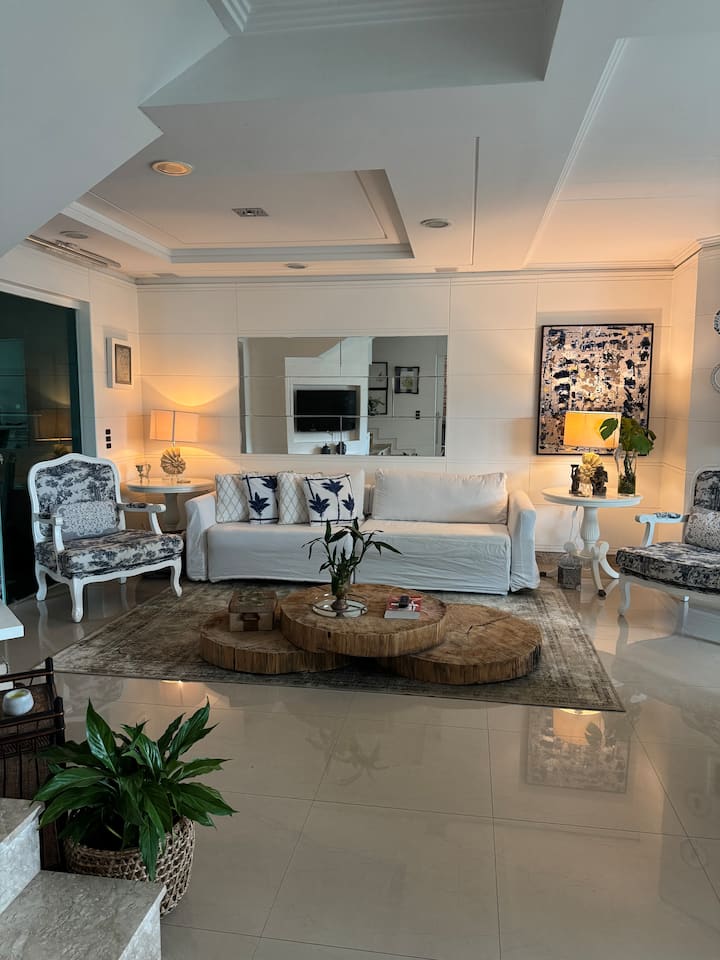 Charmosa Casa No Jd Das Américas - Curitiba