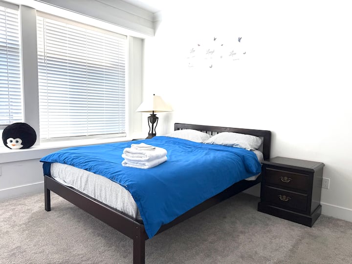 Surrey 204 Queen Bedroom With Own Bathroom - Surrey, BC