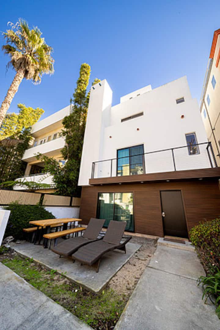 Spacious Venice Beach Getaway - Los Angeles, CA