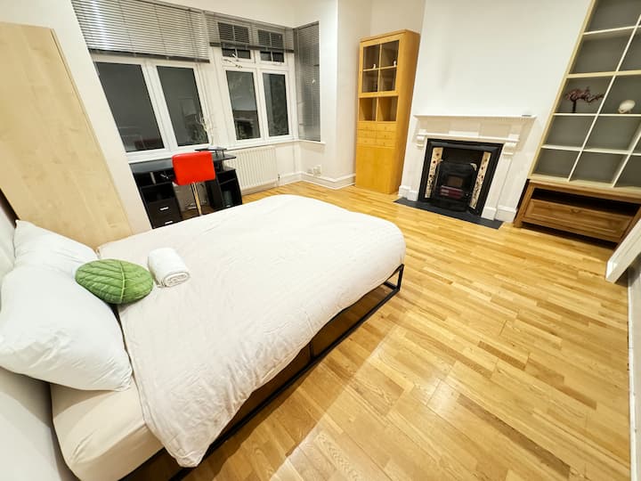 [Forest Room] Massive Double Room! - Edgware