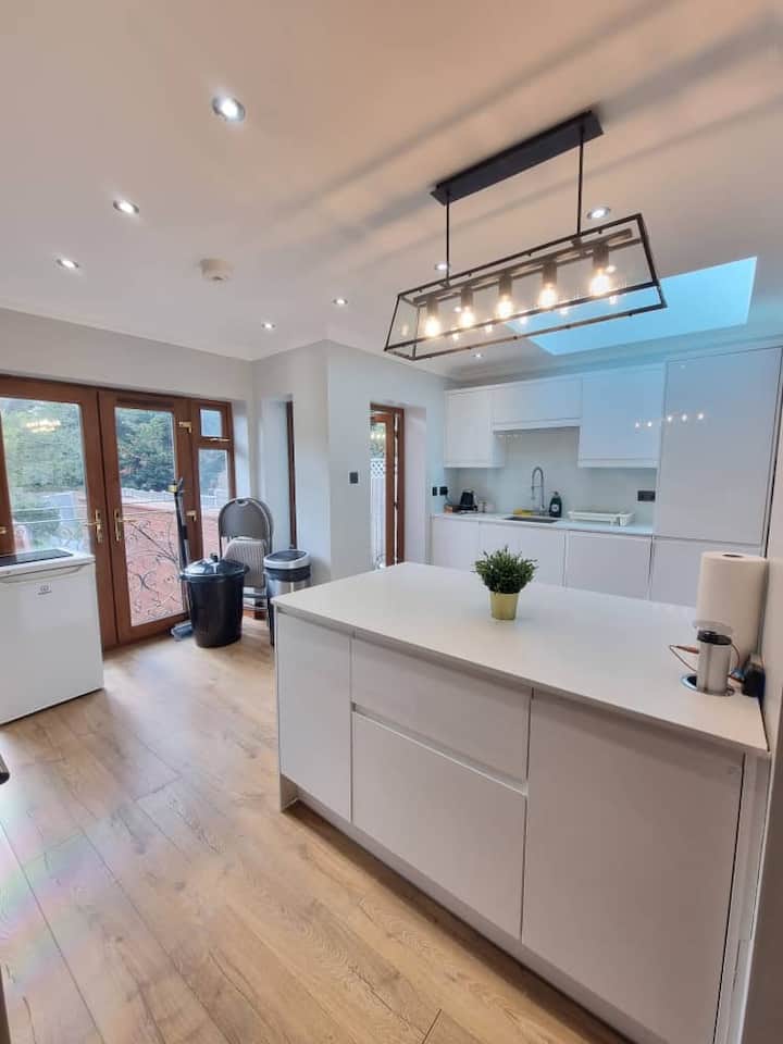 Designer 6 Bedrooms Wembley +Free Parking - Ruislip
