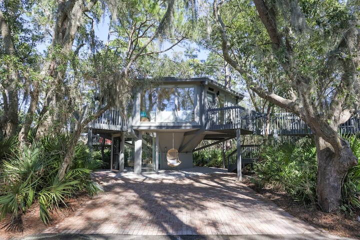 Roxy’s Hideaway | Luxe Harbour Town Oasis | Pool - Hilton Head Island, SC