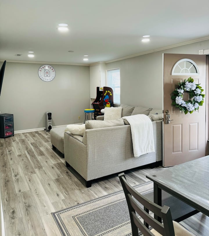 Private Walk-out Basement Apt & Patio W/hot Tub - Lincoln, NE
