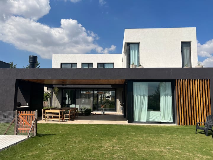 Casa Moderna En Barrio Cerrado - Bella Vista