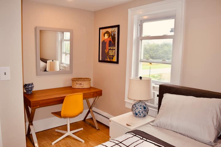 The Cayuga Room @ 4020 Farmhouse - Watkins Glen, NY