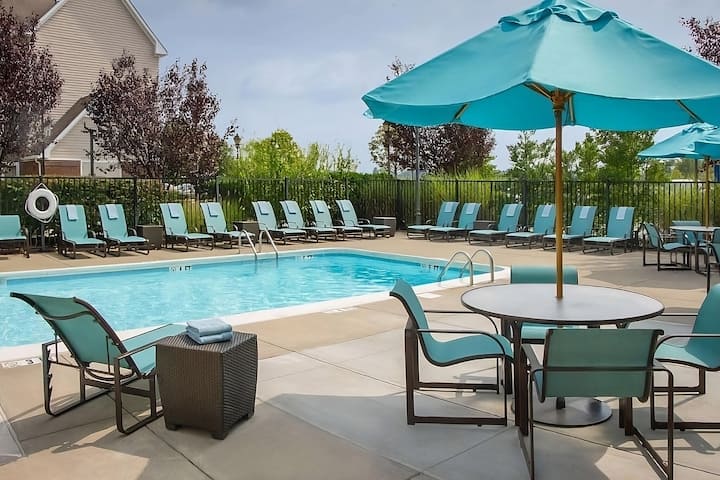 Enjoyable Stay W/ Pool, Sports Ct, Pets Allowed! - Charleston, WV