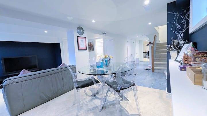 Relaxing 950 Sqft Urban Boutique Suite - Toronto