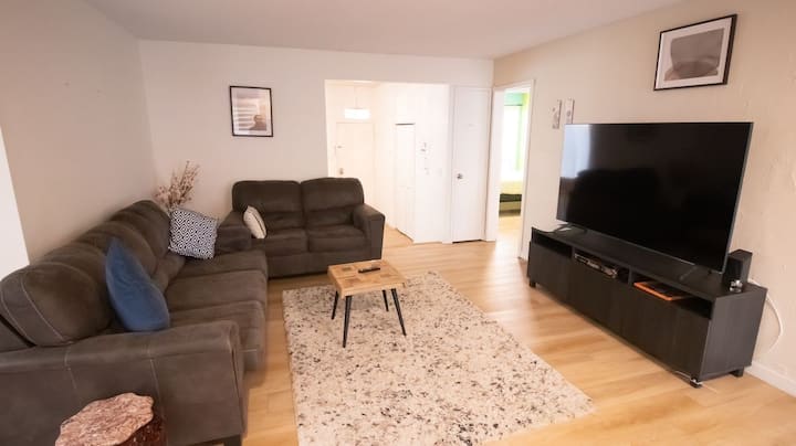 3 Cozy Bedrooms- 2 Bathrooms (Main Floor) - Winnipeg