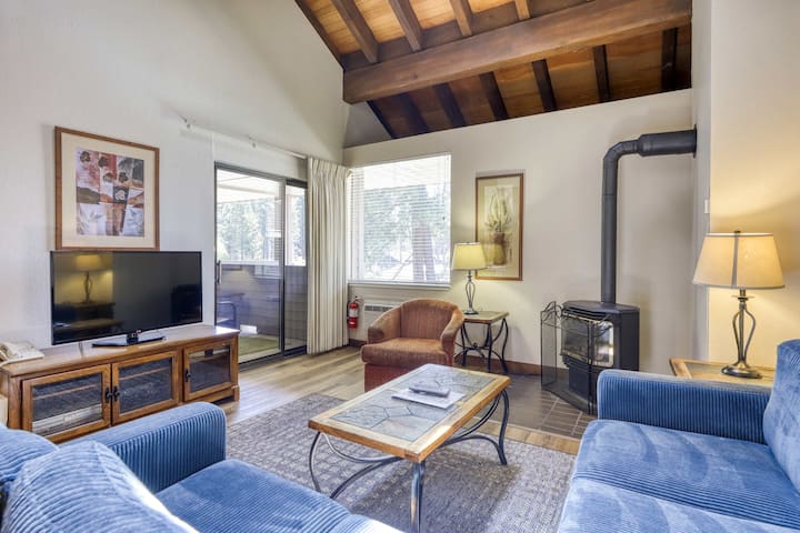 Lakeland Village 1br & Loft, Pools, Beach Access - South Lake Tahoe, CA