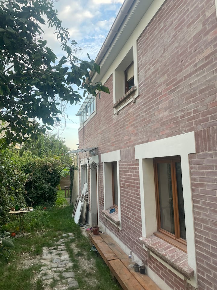 Jolie Maisonnette Avec Jardin - Montreuil