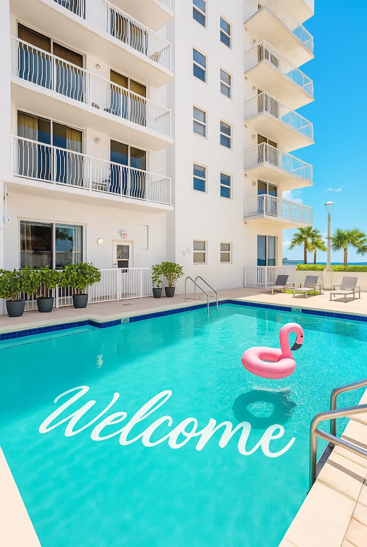 Poolside Brickell Studio | Balcony + Gym + Parking - Miami