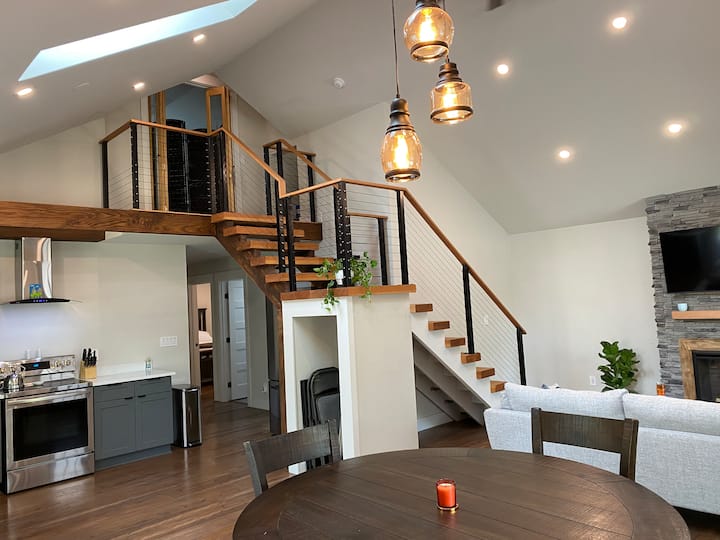 Modern/cozy Wine Country Getaway - Grandview, WA