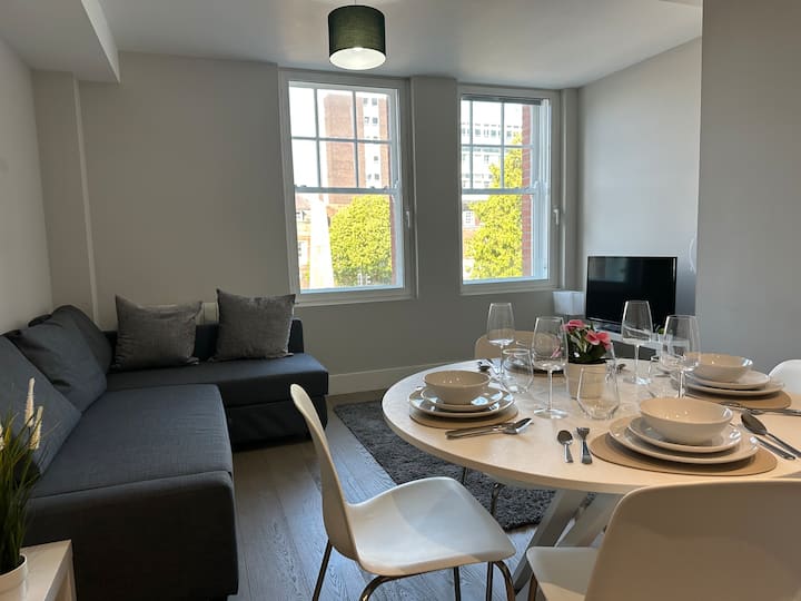 Bright, Spacious 1 Bedroom Flat - Brentwood