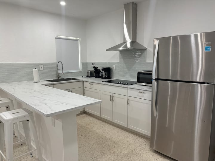 Beach Apartment In Hollywood - Hollywood, FL