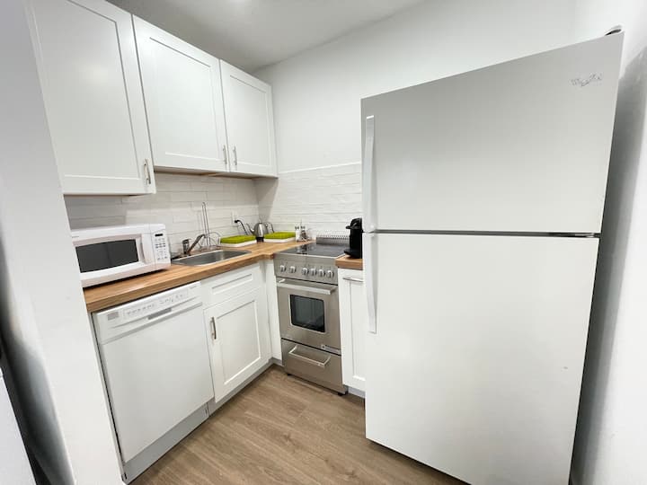 Boca Raton‘s Best Studio W/ Private Screened Patio - Boca Raton, FL