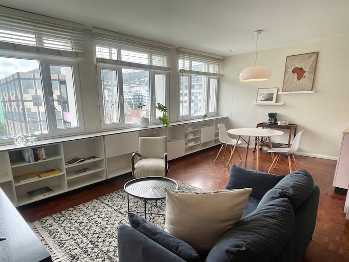 Spacious City Living With Table Mountain View - Camps Bay