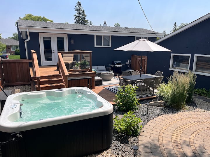 Private Hot Tub! Modern, Cozy Home - Winnipeg