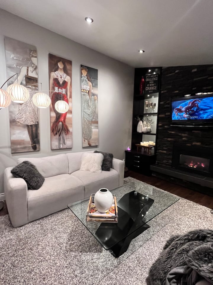 Private Hot Tub! Modern, Cozy Home - Winnipeg