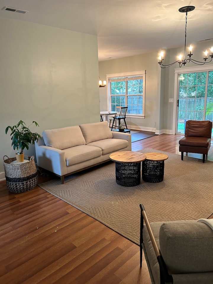 Holy City Chic- Central 2 Beaches, Shops & Airport - North Charleston, SC