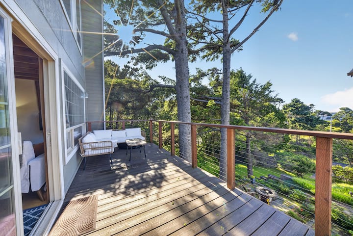 A-frame Retreat W/ Easy Beach Access, Ocean Views! - Lincoln City, OR