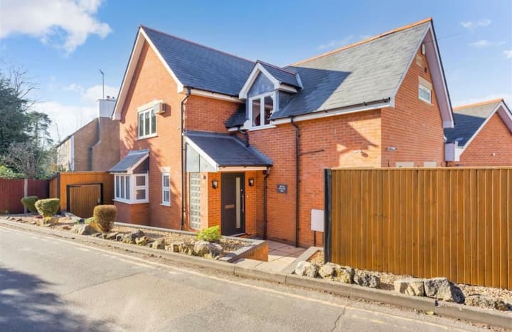 Sunninghill Gem - Bracknell