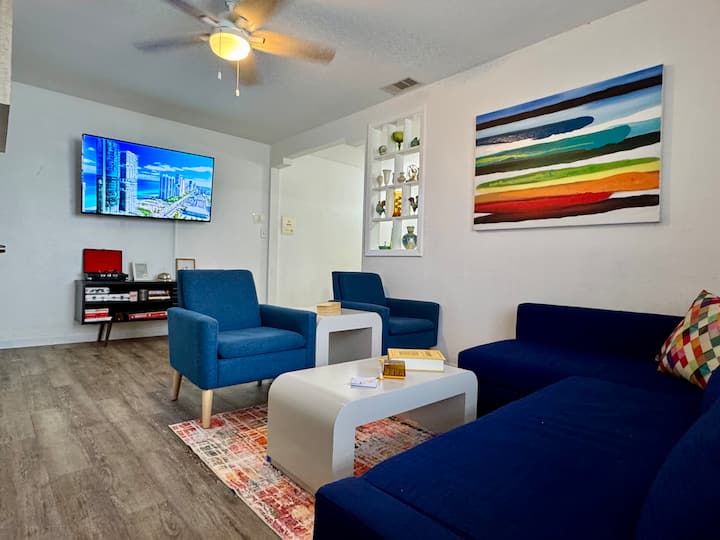 6 Year Superhost! King Suite/yard/parking/laundry. - Miami