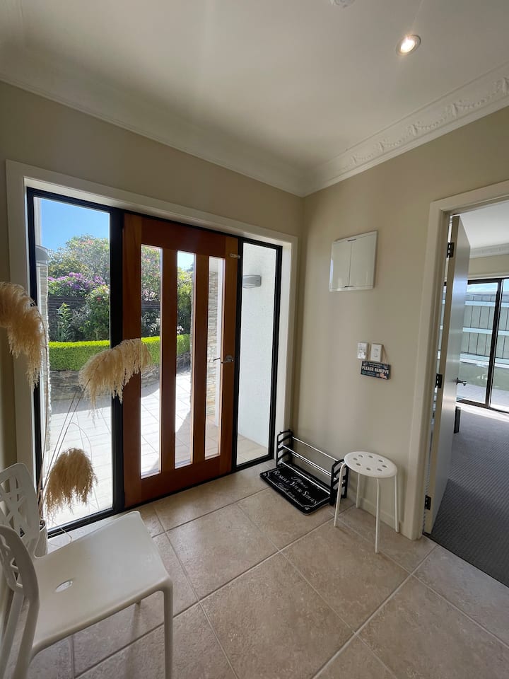 Calm & Stylish Retreat Near City And Beach - Dunedin