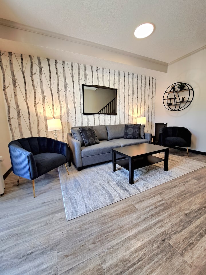 Pool & Hot Tub, Bunks & King Bed Chalet - Canmore