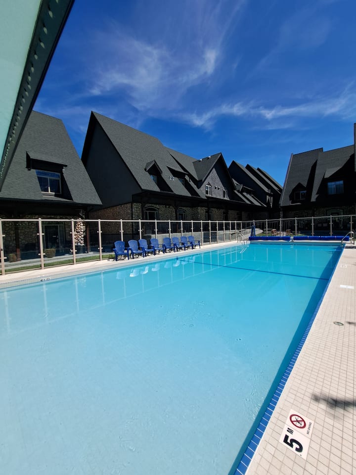 Pool & Hot Tub, Bunks & King Bed Chalet - Canmore