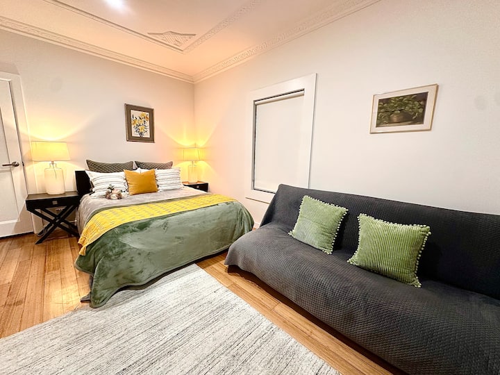 Luxury & Grandeur With City View Balcony, Parking! - Melbourne
