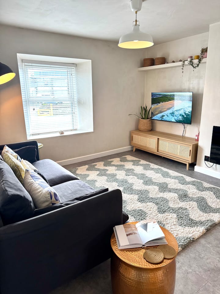 Beachside Apartment - Private Garden + Parking - Newquay