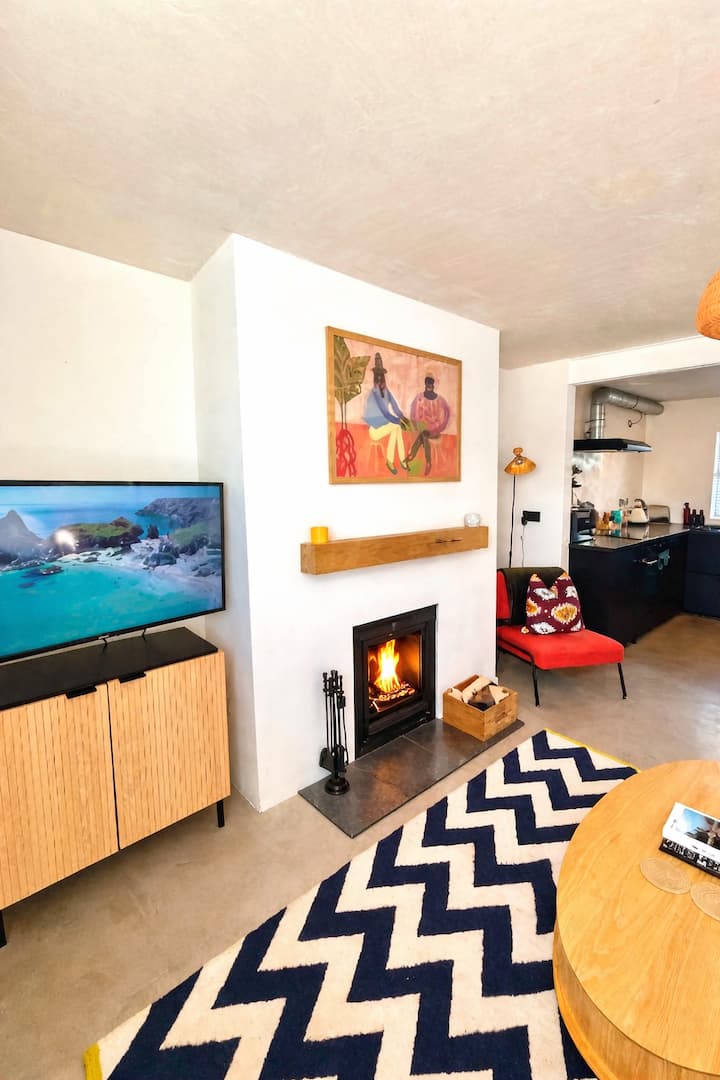 Palms 1: Courtyard, Parking & Log Burner - Newquay