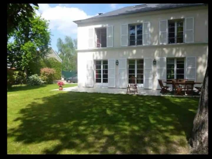 Chambre Avec Vue Sur Un Jardin Arboré - Chatou