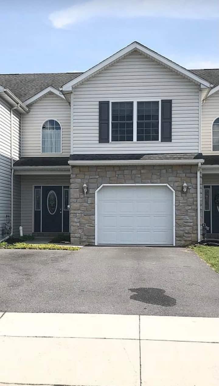 Modern 3br Near Carlisle Fairgrounds Sleeps 6-10 - Carlisle, PA