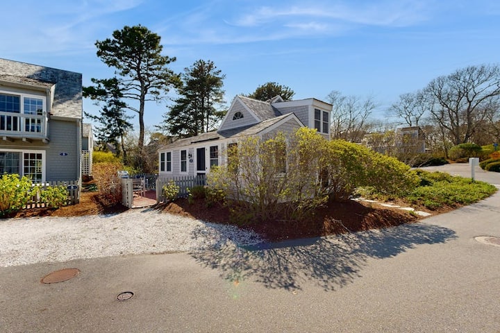 Charming Coastal Cottage- Steps From Private Beach - Mashpee, MA