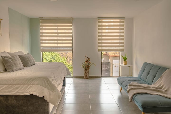 Queen Bed And Street View! - Medellín