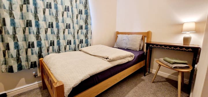 Single Bedroom, Shared Bathroom - Bangor, UK