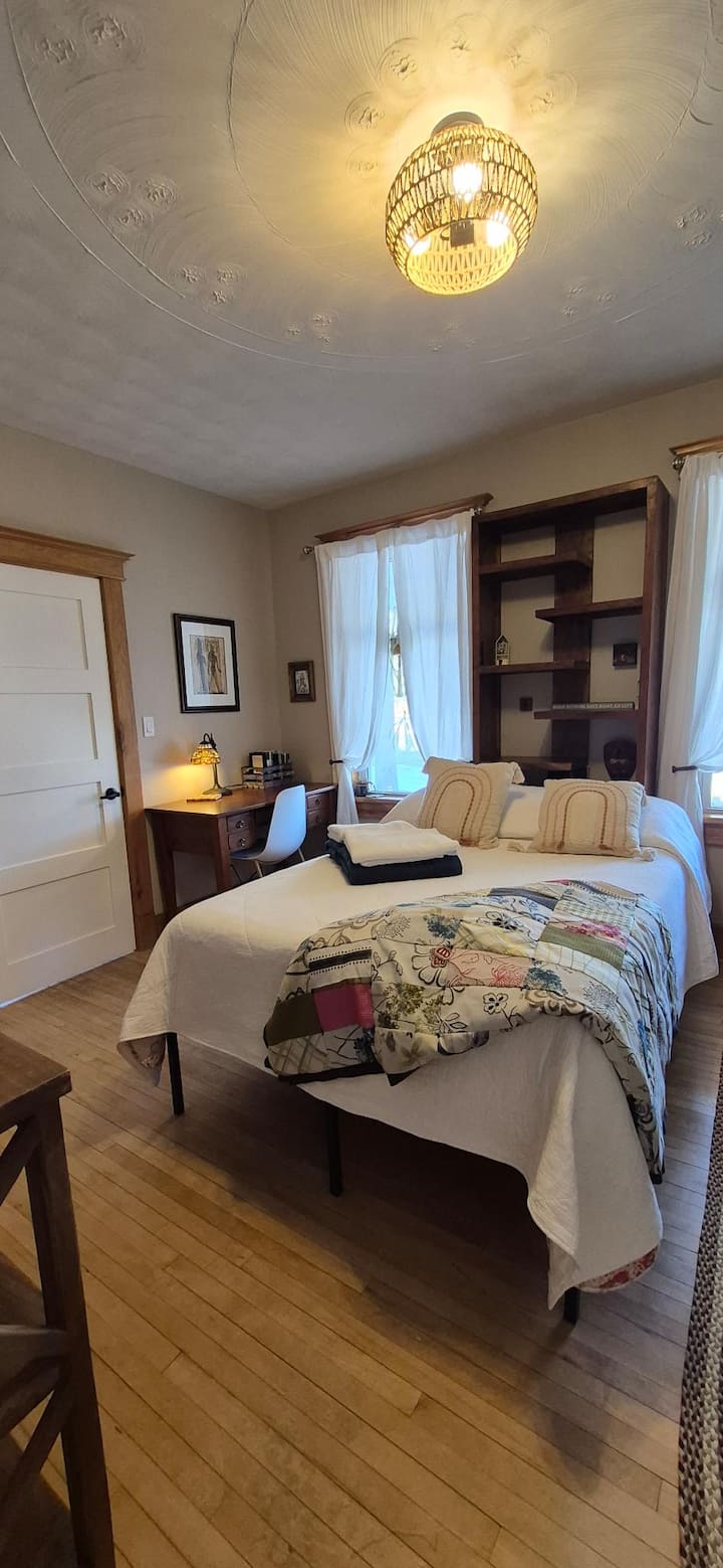 By The Lake Guest Room – Goderich | Pool & Hot Tub - Goderich