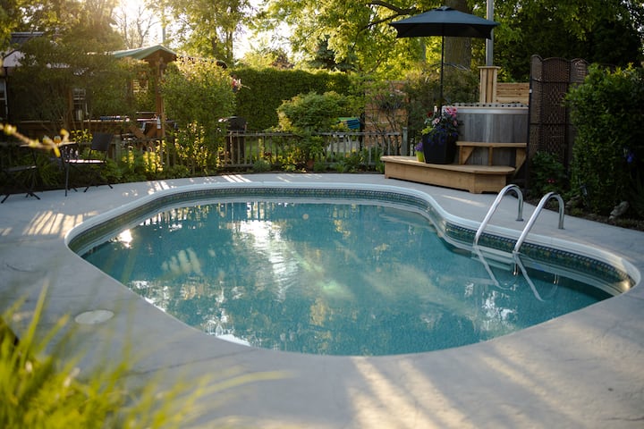 By The Lake Guest Room – Goderich | Pool & Hot Tub - Goderich