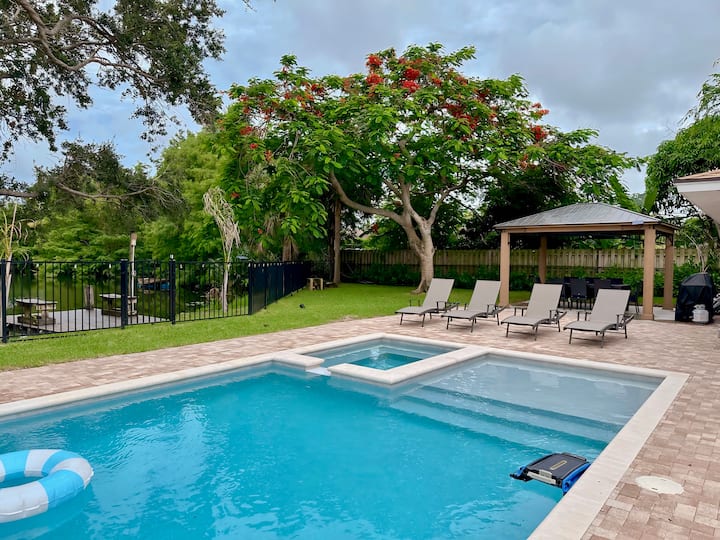 Lakefront W/ 6 Bedrooms, 5 Baths, Pool, Hot Tub - West Palm Beach, FL