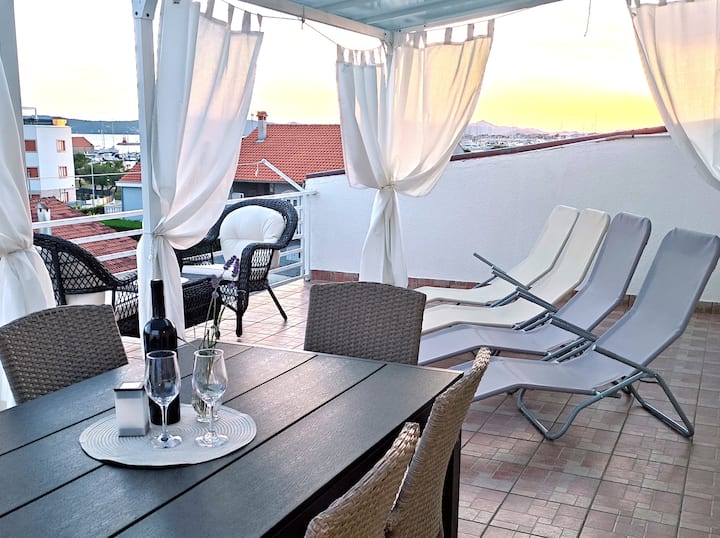 Walk To Beach & Bars | Relax In Sunset Terrace - Croatie