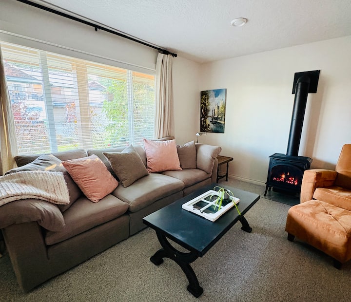 A Comfy Stay: Fireplace, Ev Charging, & Workspace - Duncan